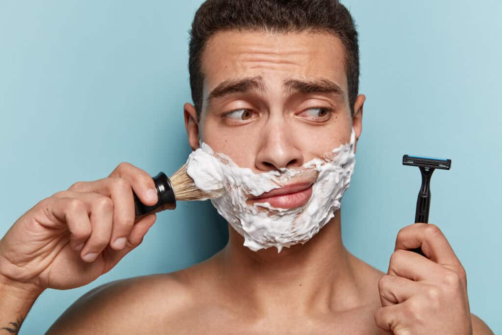 Barbe : Pourquoi Il Ne Faut Pas Se Raser Le Soir ? - Men's Shampoo
